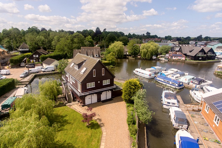 Norfolk Broads Cottages - Riverside Norfolk Broads Holiday Rentals