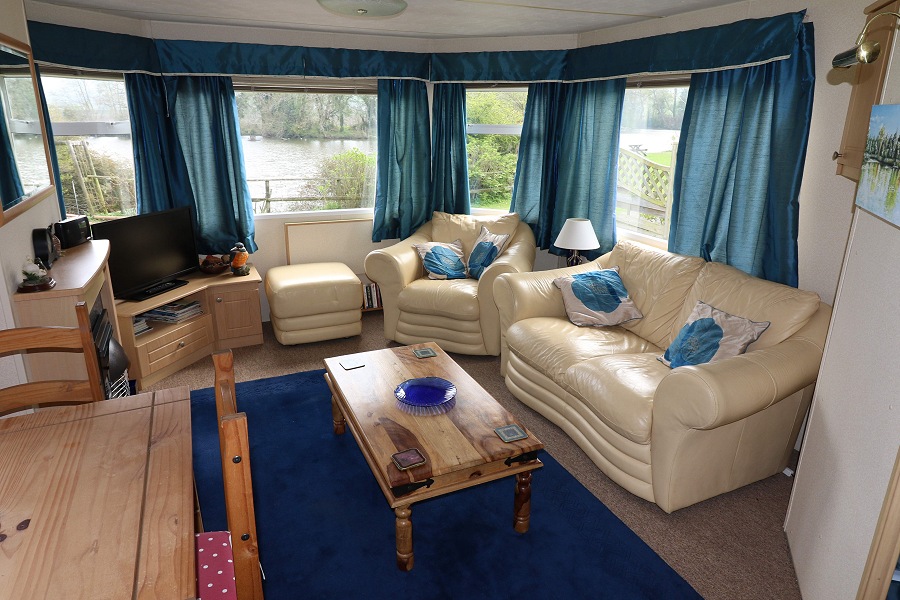 Kingfisher's Perch – Lakeside Holiday Lodge in Devizes
